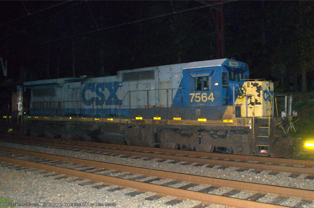 CSX C40-8 7564 trails on Q702-15